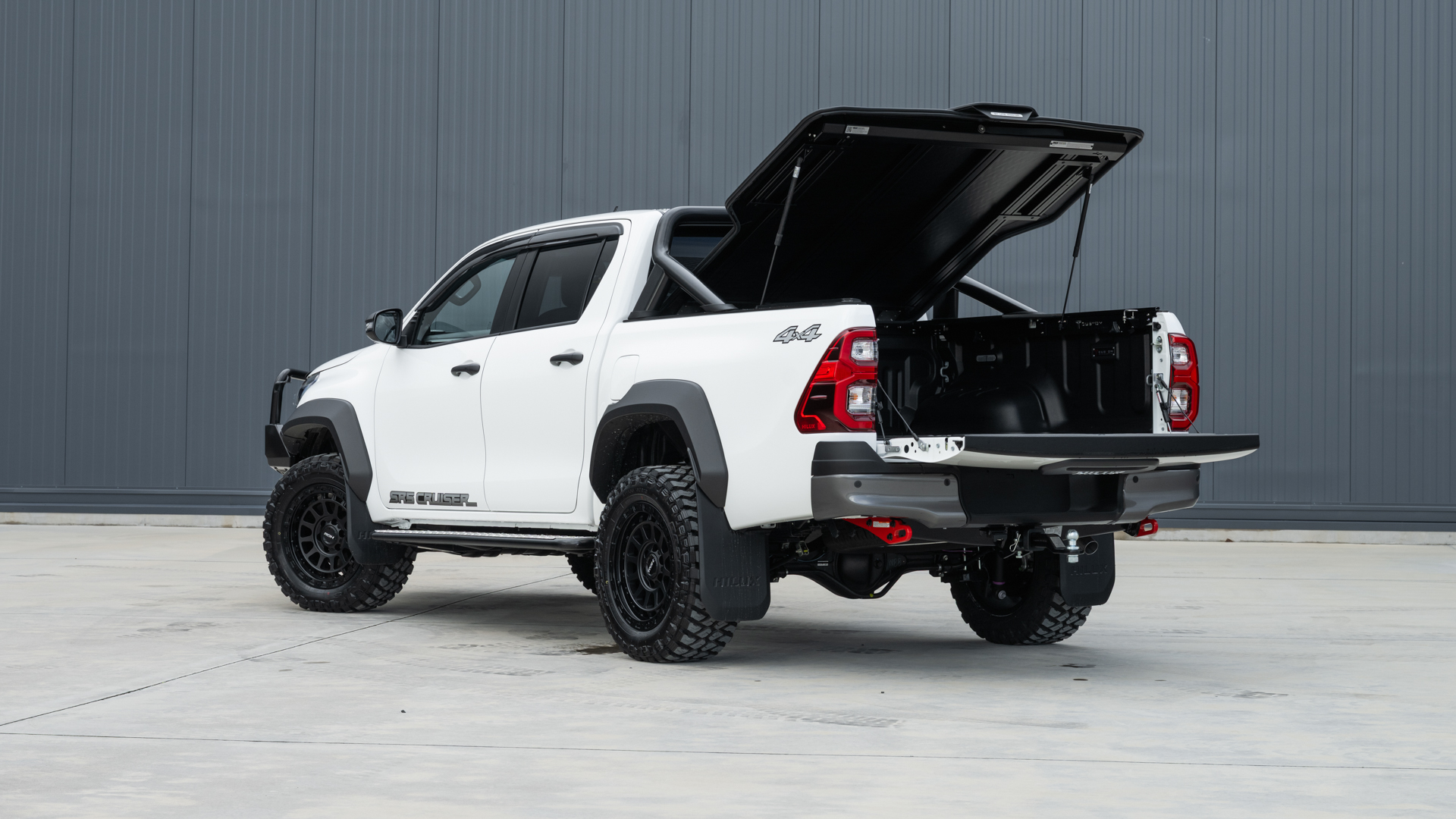 Hilux SR5 Cruiser Hybrid 4WD Double Cab Ute - Accessories - Toyota NZ